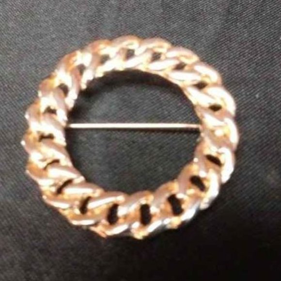Jewelry | Vintage Chain Link Wreath Pin | Poshmark